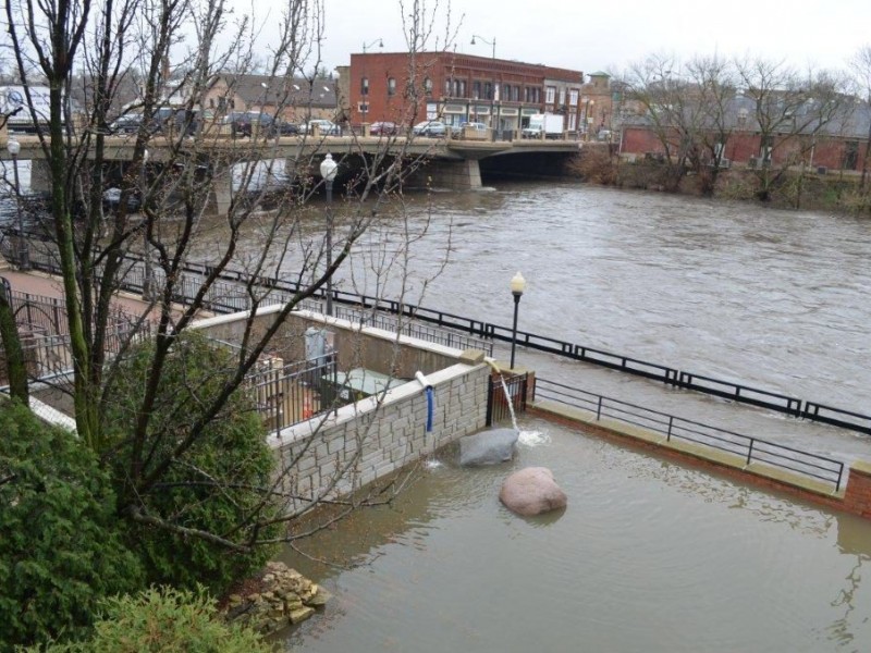 UPDATES: FOX RIVER OVERFLOWING; EVACUATIONS Encouraged, More on ...