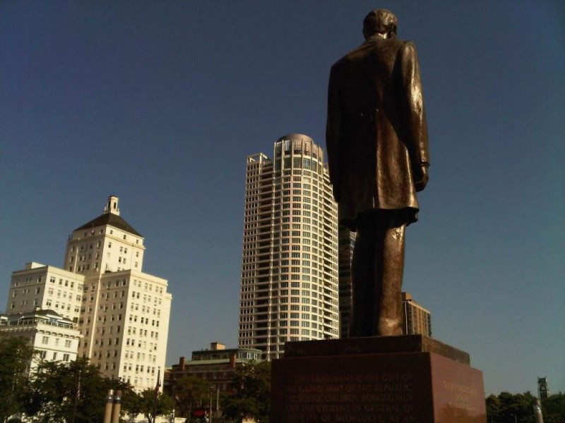 Milwaukee Statues: Bronze Fonz, King Gambrinus, a Raccoon and a Raft of ...